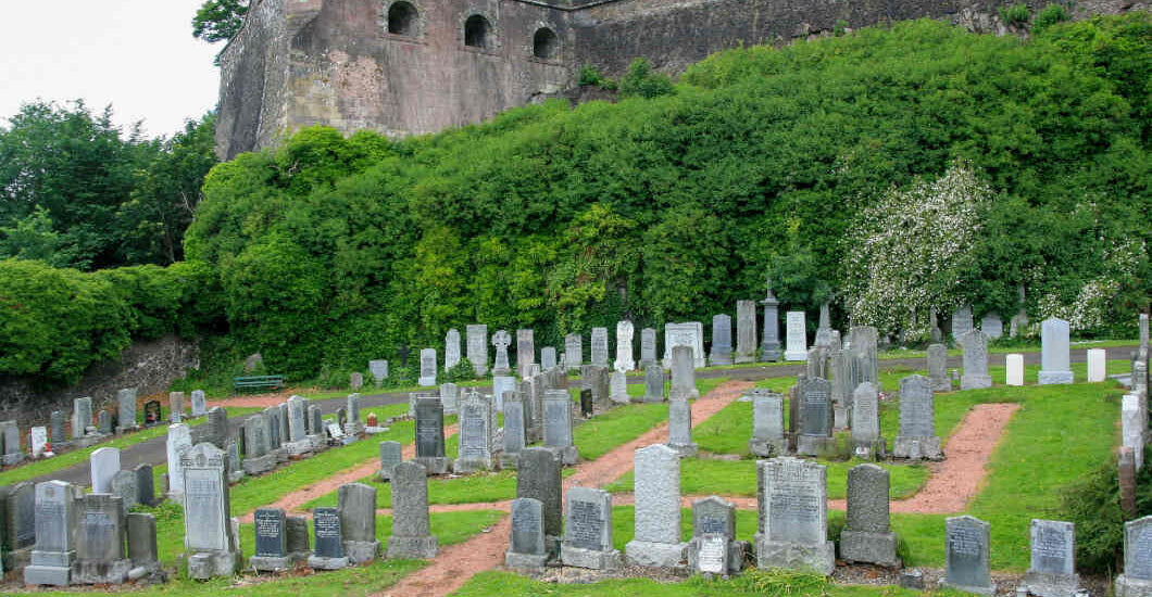 Cemetery Etiquette Practices: Respectful Guidelines for Visitors